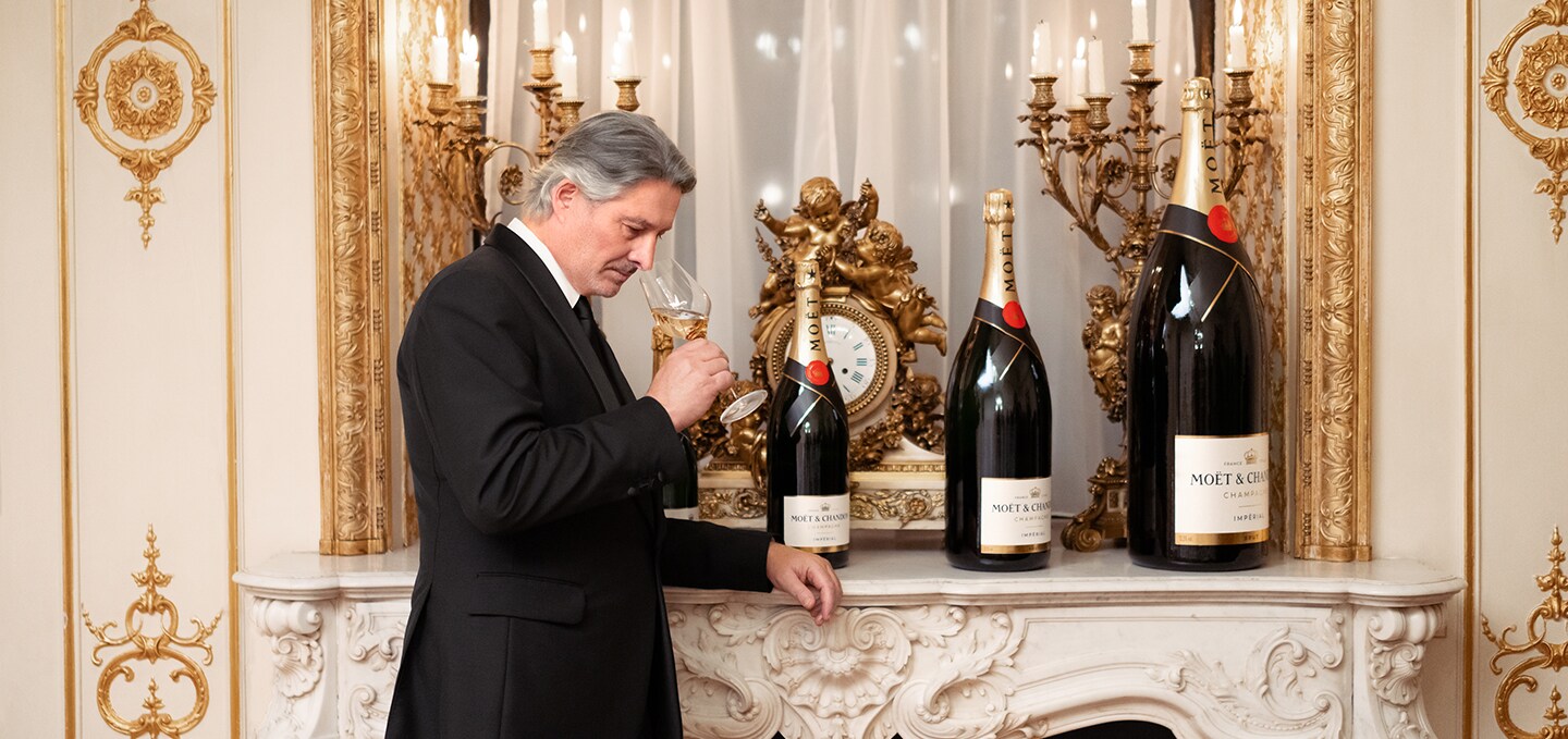 How to store and open your bottle of champagne | Moët & Chandon