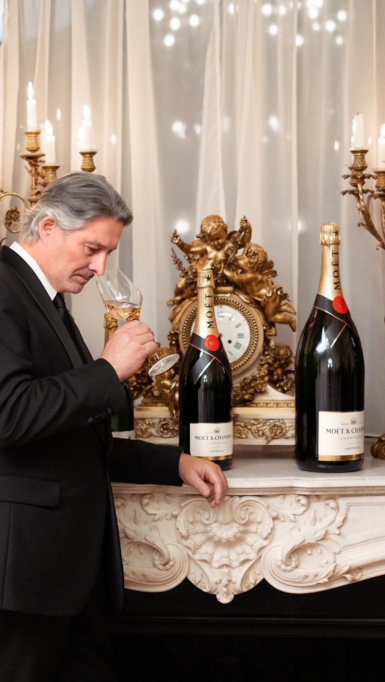How to store and open your bottle of champagne | Moët & Chandon